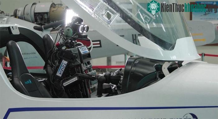 Hàn Quốc phát triển robot đầu tiên trên thế giới có thể lái được máy bay